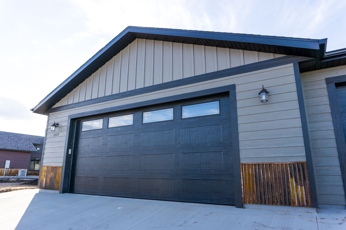 Suburban Standout Garage - Diamond Kote® Siding System