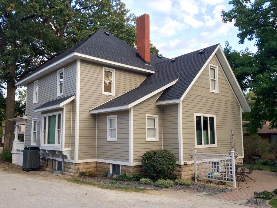 Cottage in the City Entrance - Diamond Kote® Siding System