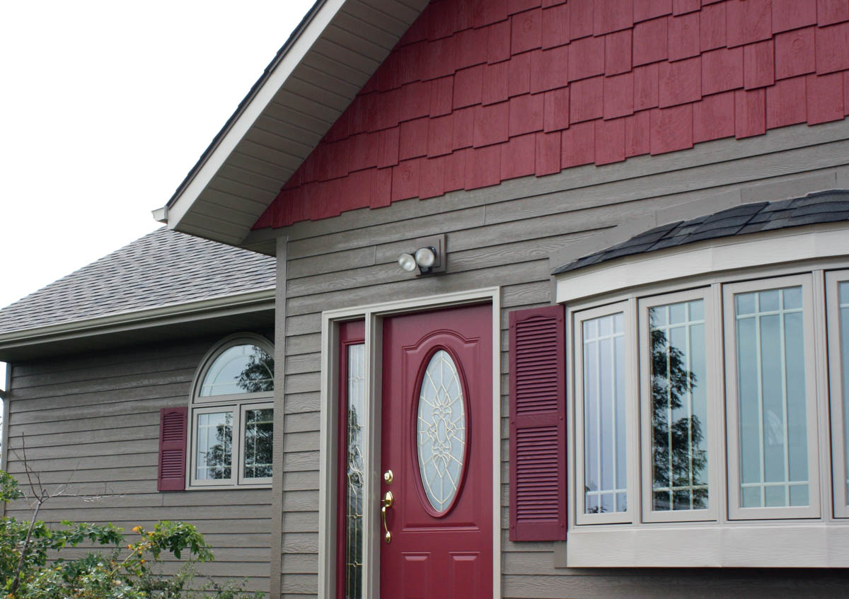 Home in the Country Front Entry - Diamond Kote® Siding System